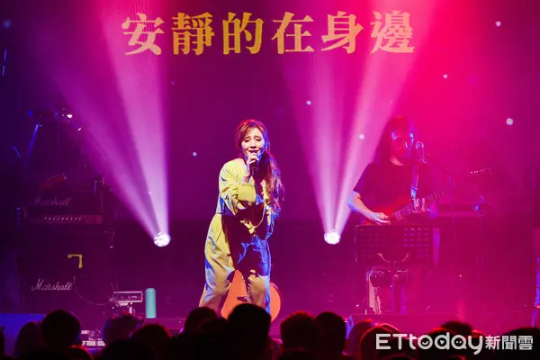 Liang Wenyin concert starlight second class 4 comrades appeared! Chorus ...